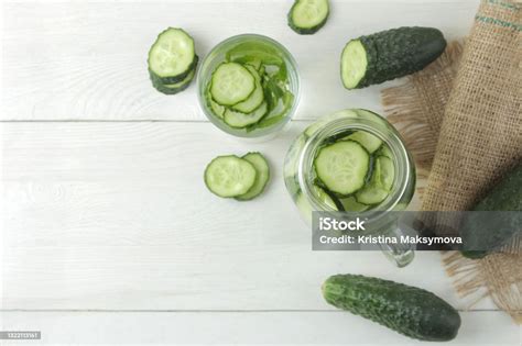 오이와 물 가벼운 배경에 유리 컵에 오이와 상쾌한 다이어트 물 해독 음료 개념 여름 상쾌한 음료 맨 위 보기 건강한 생활방식에
