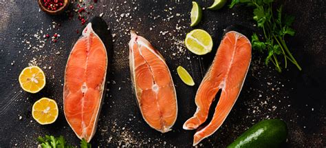 오래된 돌 배경에 향신료 허브 소금과 레몬과 함께 생 춤 연어의 스테이크 상단 보기 복사 공간 3가지 개체에 대한 스톡 사진 및 기타 이미지 Istock