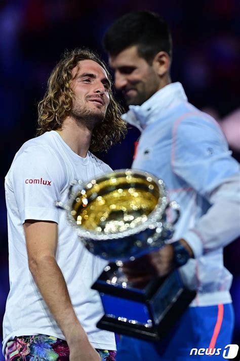 호주오픈 준우승 치치파스와 포옹하는 조코비치 네이트 뉴스 호주오픈 준우승 치치파스와 포옹하는 조코비치 네이트 뉴스