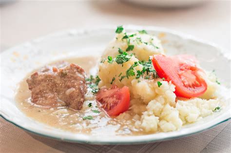 전통적인 폴란드어 Cutlets 소스와 감자와 토마토 조각과 쇠고기 쇠고기 Cutlets Bitki Wolowe로 폴란드에서