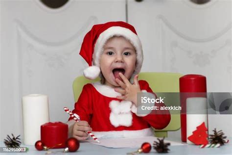 산타에게 편지를 쓰고 있는 어린 아이 겨울에 대한 스톡 사진 및 기타 이미지 겨울 귀여운 나무 Istock