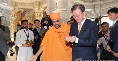 힌두교 지도자 동상에 예를 표하는 문 대통령