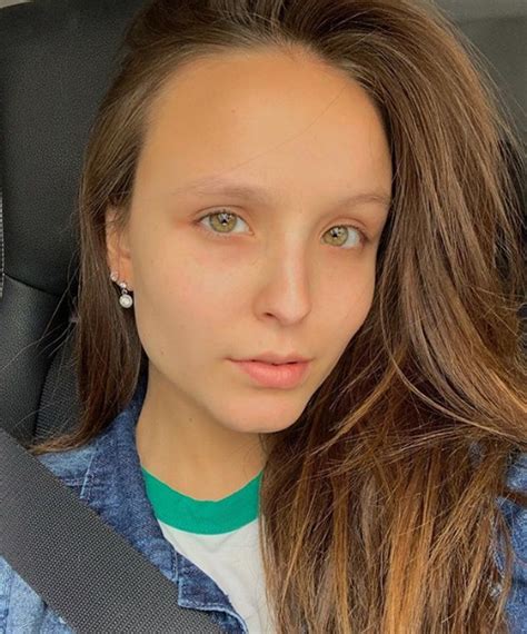 Larissa Manoela posta foto sem make e fala sobre autoaceitação testa