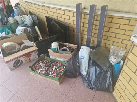 Wszystkie dzieci zbierają elektrośmieci SZKOŁA PODSTAWOWA NR 3 W TORUNIU