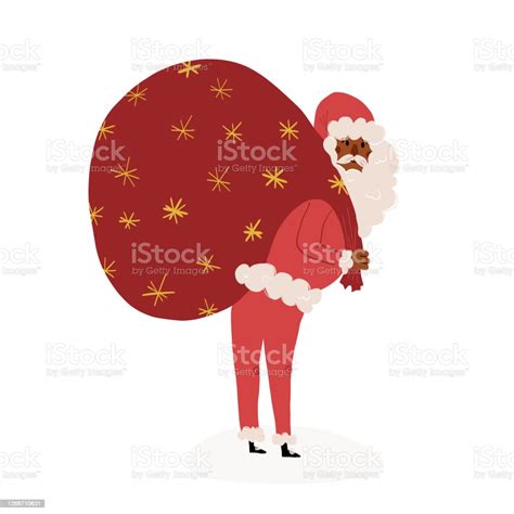 빨간 의상을 입은 귀여운 수염을 가진 아프리카계 미국인 산타가 미소를 짓고 등 뒤에 선물이 담긴 거대한 가방을 들고 있다 귀여운