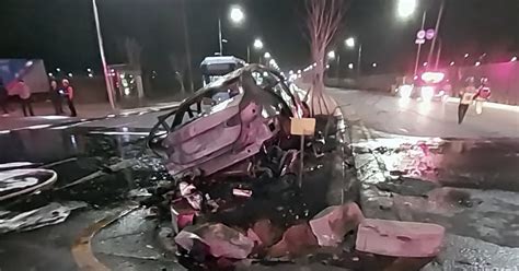 사고 차 갇힌 운전자 구하자 곧 벤츠 폭발위험 무릅쓴 버스기사들