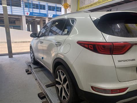 스포티지 자동차 뒤에 차 문이 잠겨서 열리지 않음 스포티지 차 문이 밖에서 안에서 안 열림 자동차 문이 잠겨서 안에서와 밖에서 모두 열리지 않는 고장수리차 문 잠금장치