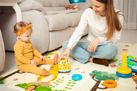 엄마와 딸은 함께 놀고 배우고 담임 재미 사랑과 보살핌을 제공합니다 한 살짜리 소녀 놀기에 대한 스톡 사진 및 기타 이미지 Istock