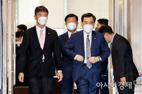 포토 업무협약식장 들어서는 이복현 금감원장 이창양 장관 아시아경제