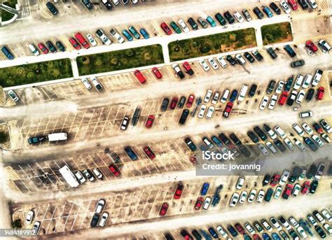 다양한 색상의 많은 자동차가 있는 도시 주차장의 머리 위 아래쪽 조감도 0명에 대한 스톡 사진 및 기타 이미지 0명 강철 거리 Istock