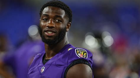 Odafe Oweh Ex Jugador De Primera Ronda De Los Ravens Firma Contrato Por 100 Millones