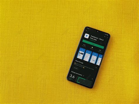 Layar Ponsel Hitam Menampilkan Halaman Play Store Dari Aplikasi