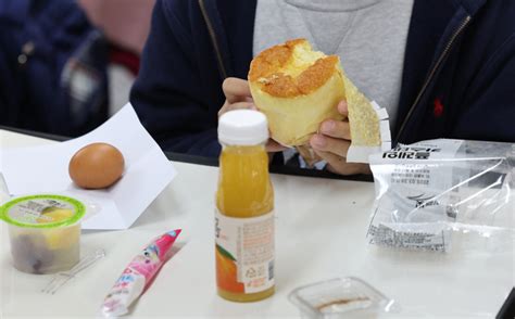 오늘부터 점심은 빵”서울 학교 220곳 급식·돌봄 종사자 총파업