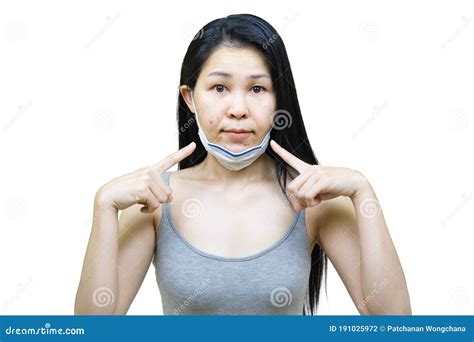Jonge Aziatische Vrouw Die Een Medisch Gezichtsmasker Draagt Haar