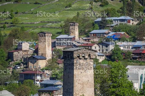 Svaneti 지역 조지아에서 코 카 서 스 산맥에 있는 Mestia 마에서 타워 0명에 대한 스톡 사진 및 기타 이미지 0