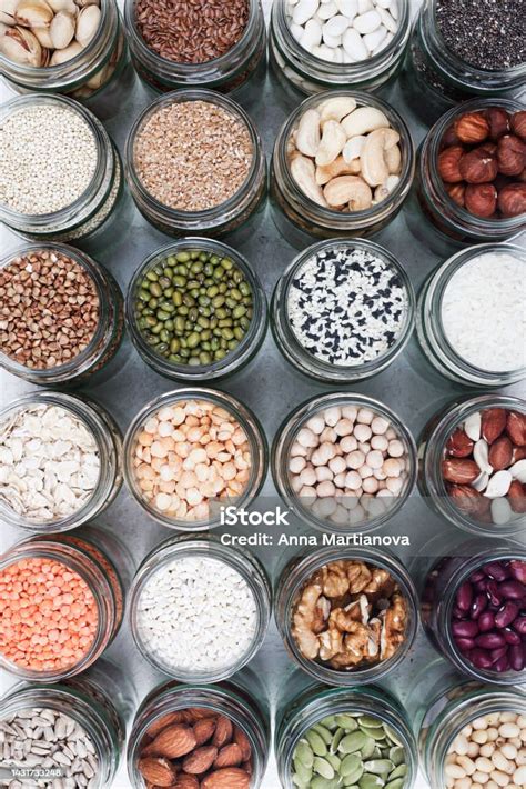 비건 단백질 공급원 건강한 채식 음식의 구색 흰 바탕에 씨앗 견과류 완두콩 콩 쌀 스펠트 오트밀의 상단보기 건강한 식생활에 대한 스톡 사진 및 기타 이미지 Istock