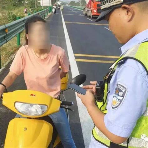 曝光庐山市又有一批人骑电动车没戴头盔被拍 摩托车 批评 号码