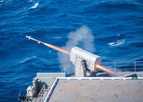 El nuevo portaaviones de la Marina de los EE UU Valida la capacidad para defenderse a sí mismo