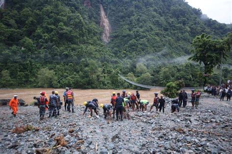 नारायणगढमुग्लिन सडकको सिमलतालमा पहिरो दुई बस बगायो Finincial News