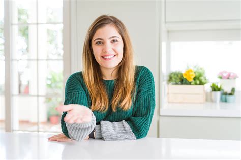 젊은 아름 다운 플러스 사이즈 여자 캐주얼 스트라이프 스웨터를 입고 쾌활 한 제공 손바닥 손 지원과 수용을 제공 합니다 개념에 대한 스톡 사진 및 기타 이미지 Istock