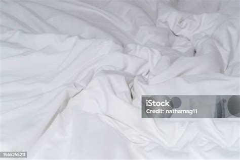 흰색 구겨지거나 주름진 침구 시트 또는 담요 호텔에서 사용한 후 패턴이 있는 담요 복사 공간이 있는 리조트 객실 어수선한 담요