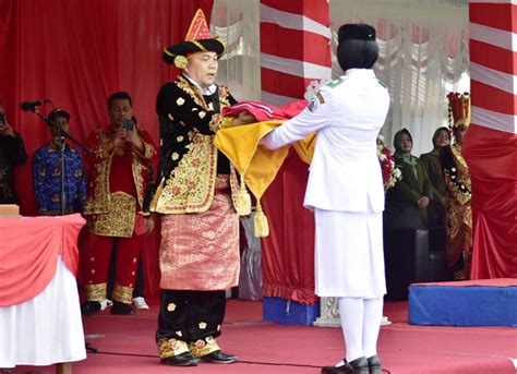 Perdana Jadi Irup HUT RI Pj Bupati Tapteng Kenakan Pakaian Adat