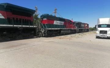 Tren embiste un tráiler cargado con maquinaria en Guasave