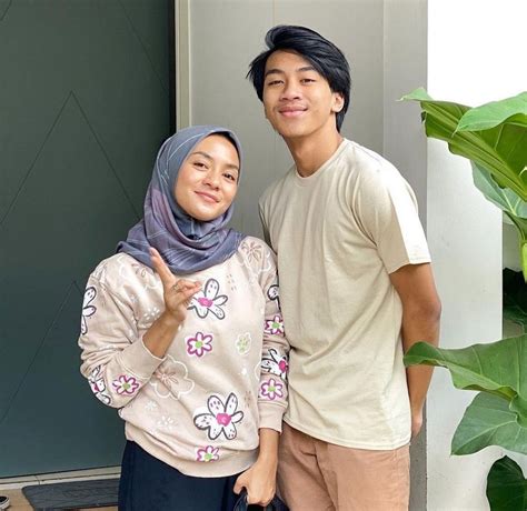 9 Potret Enno Lerian Mantan Artis Cilik Yang Sudah Jadi Ibu