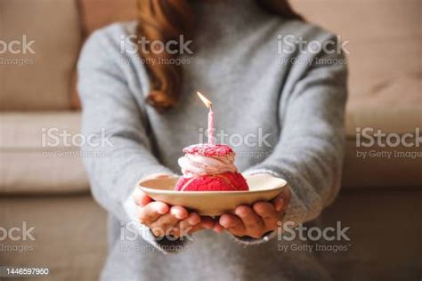 촛불로 생일 케이크를 들고 있는 여자의 근접 촬영 이미지 35 39세에 대한 스톡 사진 및 기타 이미지 35 39세 가정