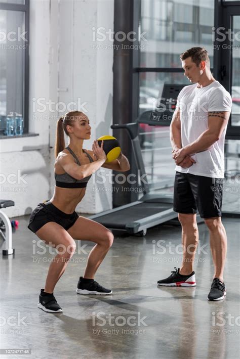 개인 트레이너 휘트니스 공 체육관에서 운동 하는 Sportswoman에서 보고 근육질 체격에 대한 스톡 사진 및 기타 이미지