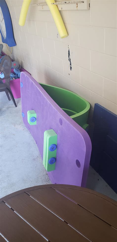 Weird Float By The Pool At My Gym Never Seen Anyone Touch It R