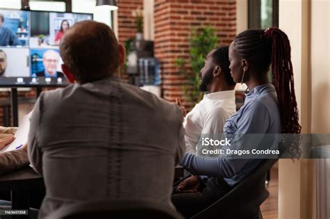 원격 기업가와 마케팅 통계에 대해 논의하는 다양한 사업가 개념에 대한 스톡 사진 및 기타 이미지 개념 경영자 그래프 Istock