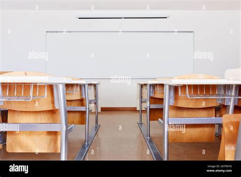 Intérieur de la salle de classe avec tableau blanc écran de projection et bureau en bois Photo