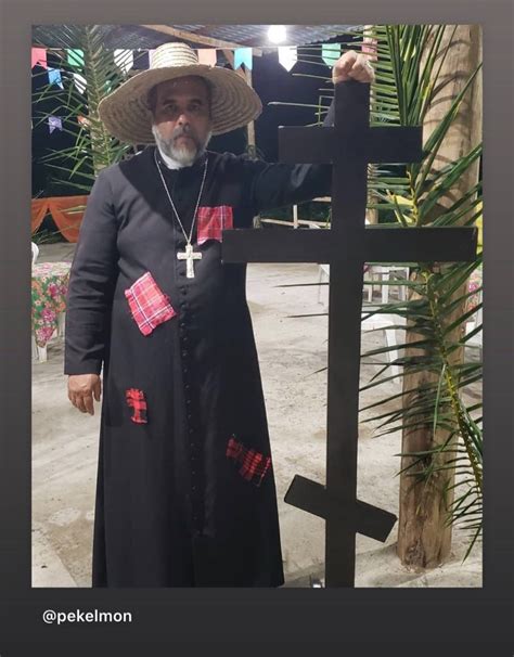 Padre Kelmon Postou Nas Redes Sociais Foto Fantasiado De Padre Em Festa