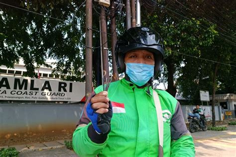 Foto Pernah Jadi Korban Kini Septian Sukarela Sapu Ranjau Paku Di