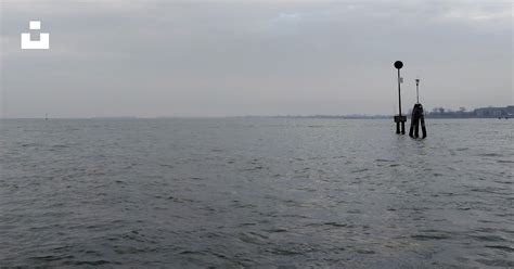 물에서 튀어 나온 두 개의 기둥 사진 Unsplash의 무료 흐린 바다 이미지