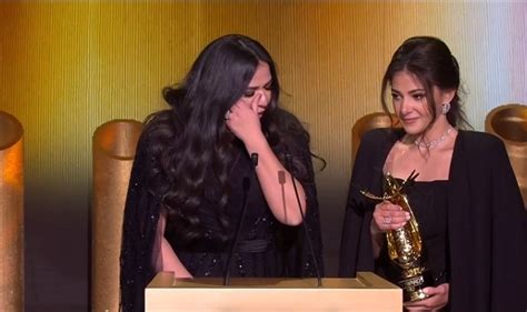 بكاء إيمي ودنيا سمير غانم أثناء تكريم والديهما في Joy Awards فيديو