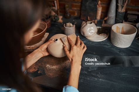 도자기 작업장에서 점토 냄비를 모델링하는 아름다운 공예 여성 30 34세에 대한 스톡 사진 및 기타 이미지 30 34세