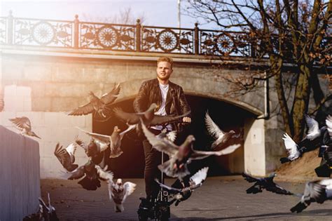 전기 킥 스쿠터는 생태학을위한 최고의 솔루션입니다 파워 킥 스쿠터와 사람들과 개념 사진 개념에 대한 스톡 사진 및 기타 이미지 개념 개발 거리 Istock