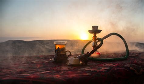 물 담 뱃 대 야외 사막에서 증기의 구름을 만드는 Shisha 그릇에 뜨거운 불길 오리엔탈 장식 카펫 동부 다도 세련 된 동양