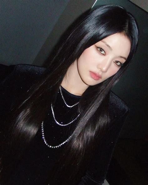 더쿠 5년만에 앞머리 깐 상태로 활동하는 민니 인스타 