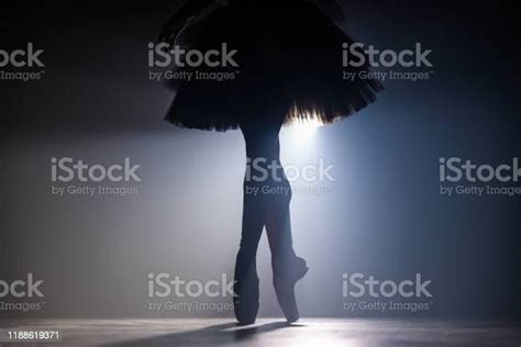 투투 드레스로 발레리나 다리의 실루엣을 클로즈업 투광 조명 백라이트와 어두운 무대에서 발레 공연 네온 배경에 연기 예술