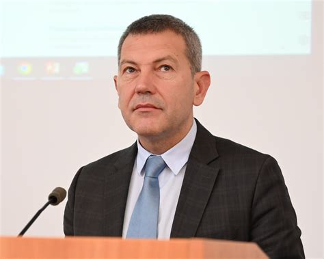 УНСС Ректорът на УНСС и министърът на електронното управление издадоха първото в България