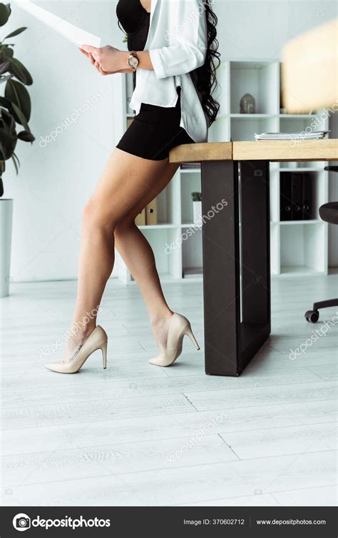 Vista Recortada Sexy Secretaria Celebración Papeles Cerca Mesa Oficina Fotografía De Stock