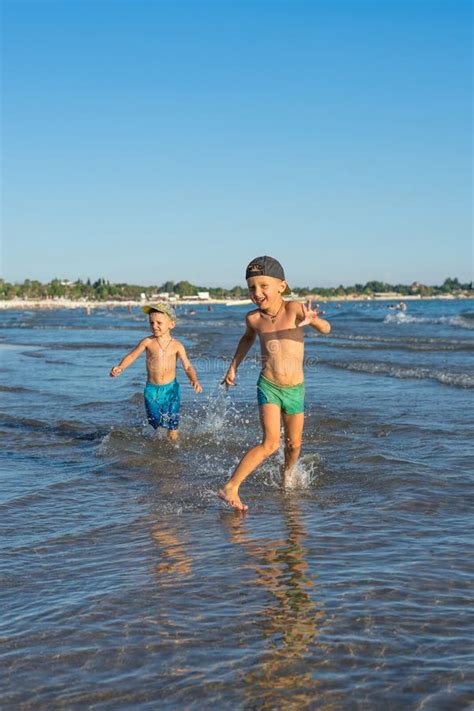 Barfuß Von Der Familie Mit Drei Kindern Auf Dem Seestrand Herein