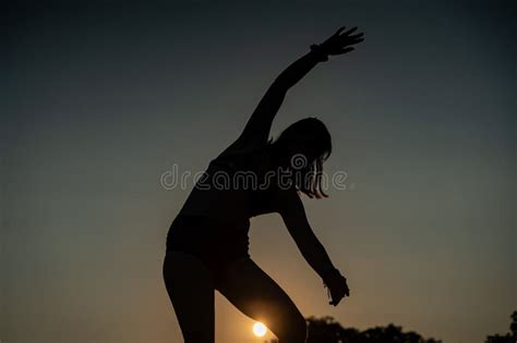 Silueta De Mujer Bailando Al Atardecer Foto De Archivo Imagen De