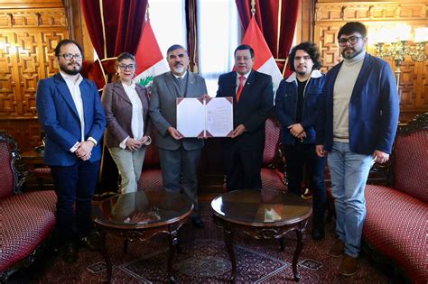 Presidente Del Congreso Firma Autógrafa De Ley Que Beneficia A