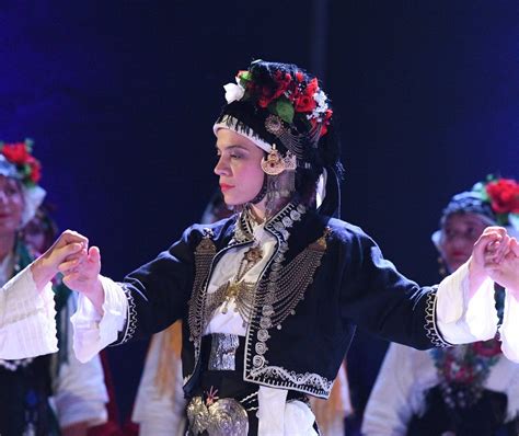 Beautiful Macedonian Costumes From Roumlouki Land Of The Greeks