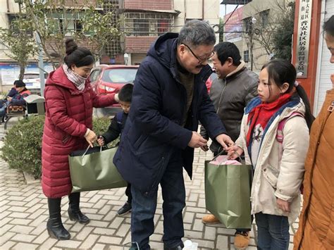 大足区公园管理所党支部走访慰问贫困儿童——真情关爱暖人心进行