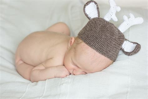 작은 잠자는 신생아 소년 귀여운 아이 들 니트 모자흰색 담요 배경에 사슴의 모양에 모자를 입고 클로즈업 감정에 대한 스톡 사진 및 기타 이미지 Istock